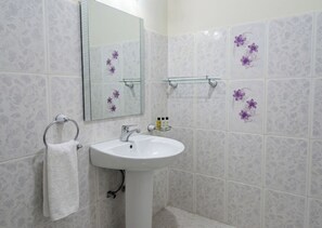 Quarto Deluxe | Casa de banho | Um polibã, um chuveiro fixo, artigos de higiene pessoal grátis, um bidé