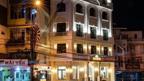 Um hotel de vários andares com uma placa grande que diz "WAN HOTEL".