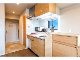 Um frigorífico, um micro-ondas, uma placa de cozinha 