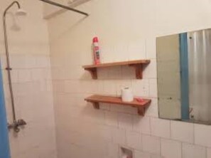 Quarto Standard | Casa de banho | Um polibã, artigos de higiene pessoal grátis, chinelos 