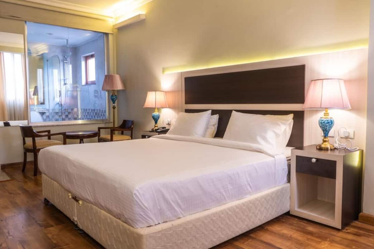 Quarto, 1 cama de casal | Frigobar, cofres nos quartos, ferros/tábuas de passar roupa