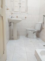 Quarto Duplo Económico, casa de banho partilhada | Casa de banho | Um polibã, toalhas fornecidas 