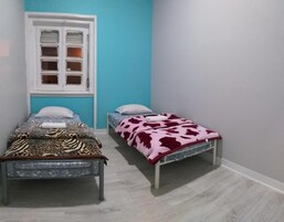 Cortinas/cortinados opacos, Wi-fi grátis, roupa de cama fornecida 