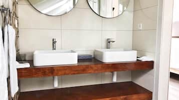 Quarto Familiar | Casa de banho | Artigos de higiene pessoal grátis, um secador de cabelo