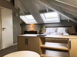 Quarto Familiar | Com decoração personalizada, com mobília individualizada, secretária 