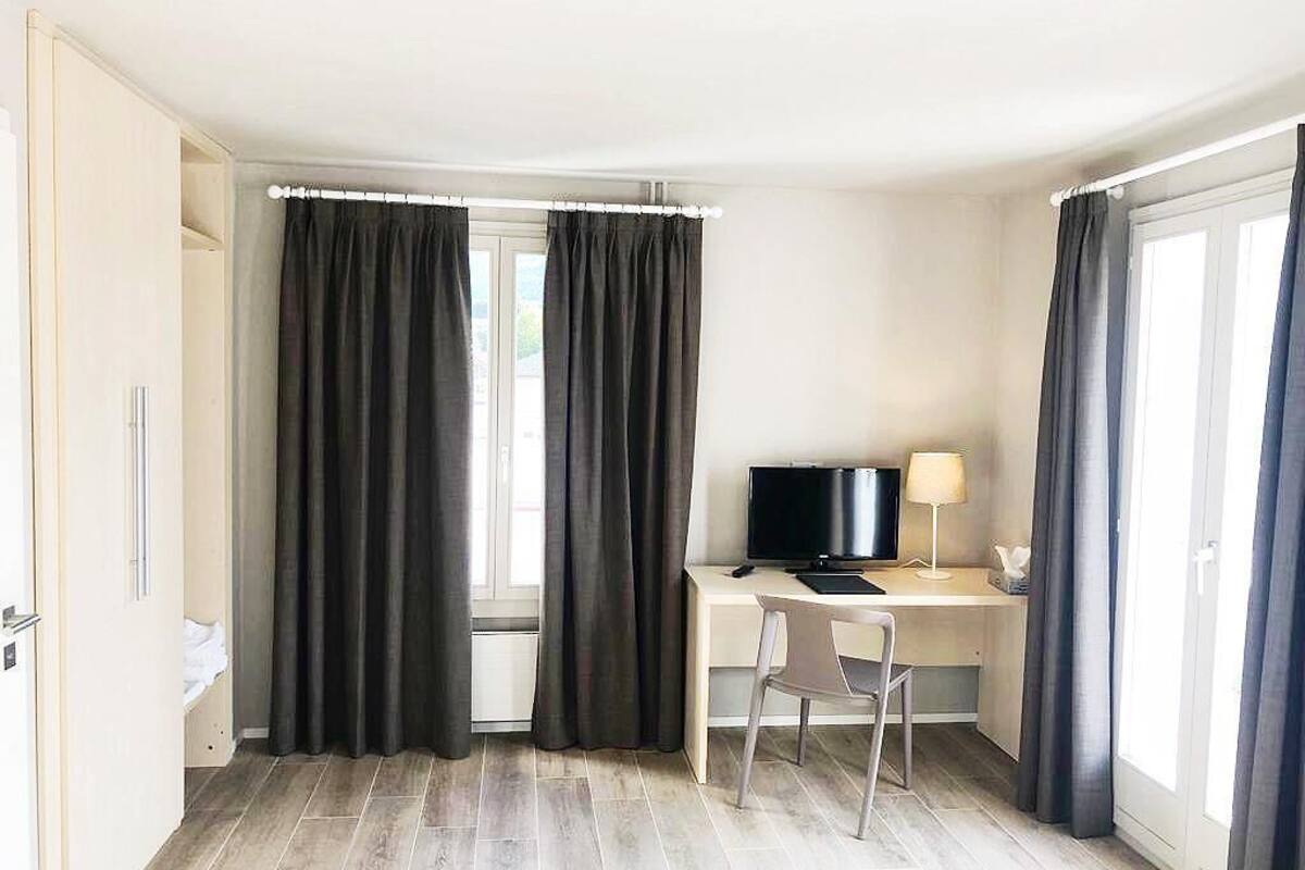 Secretária, Wi-fi grátis, com decoração personalizada
