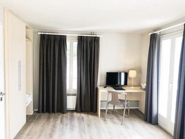 Com decoração personalizada, com mobília individualizada, secretária 