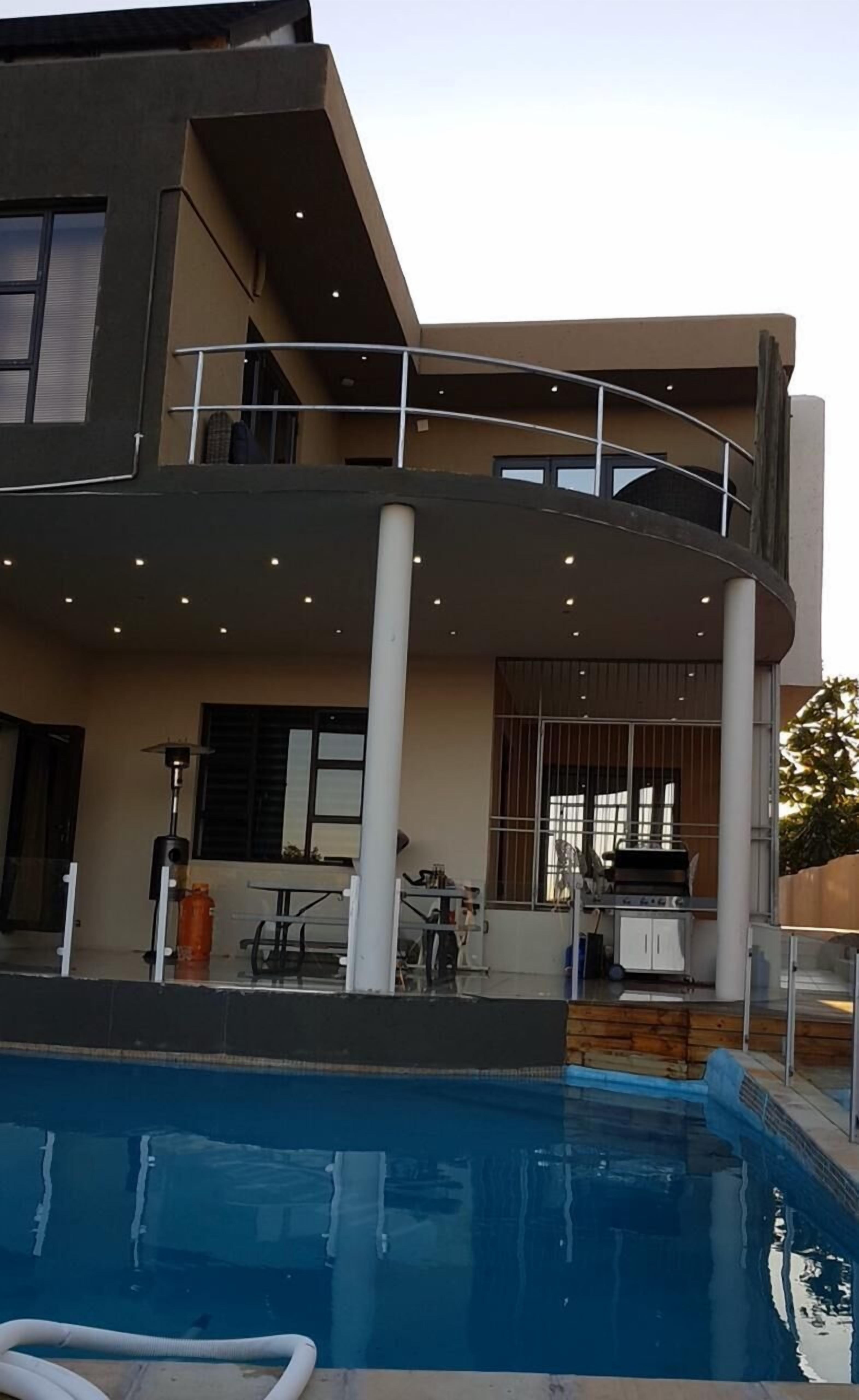 Piscina exterior, espreguiçadeiras 