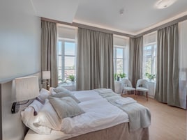 Familyroom | Escrivaninha, cortinas blackout, Wi-Fi de cortesia, roupa de cama