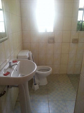 Quarto Duplo | Casa de banho | Um polibã, chinelos, toalhas fornecidas, sabão 