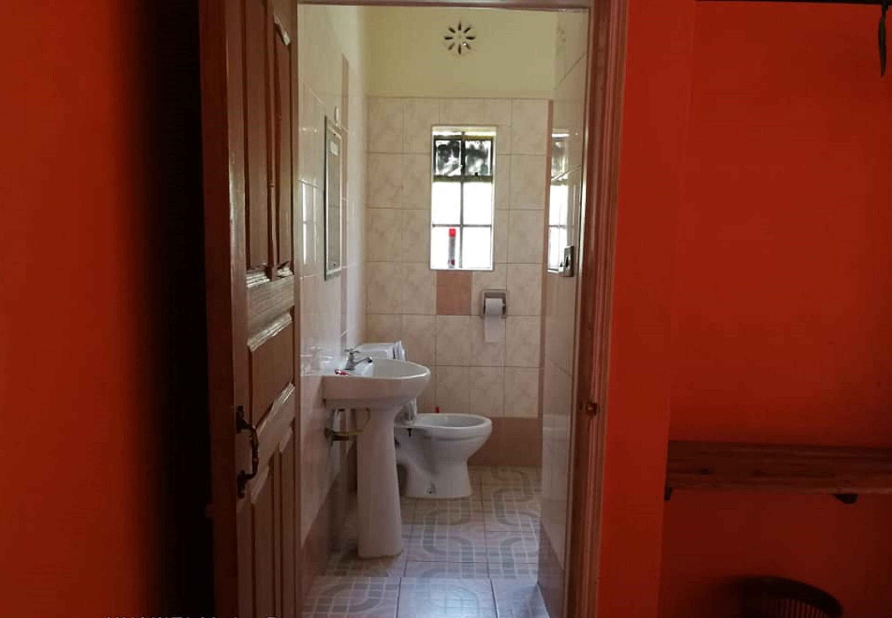 Quarto solteiro | Banheiro | Chuveiro, chinelos, toalhas de banho, sabonete