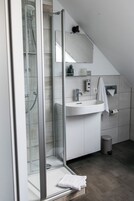 Quarto Individual | Casa de banho | Um polibã, um secador de cabelo, toalhas fornecidas