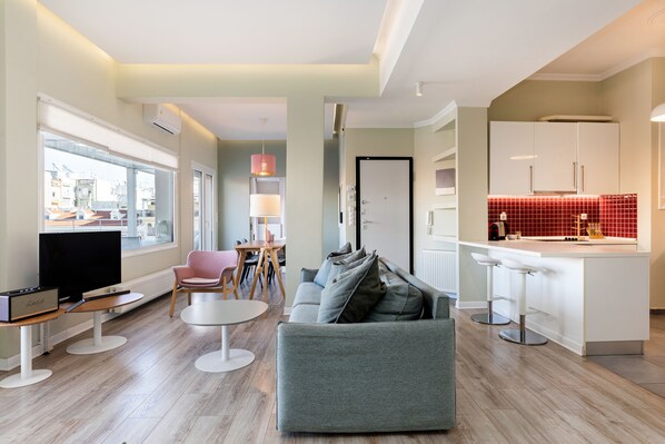 Cobertura superluxo, 2 quartos, vista para a cidade | Área de estar | Smart TV 60 polegadas com canais a cabo, TV, Netflix