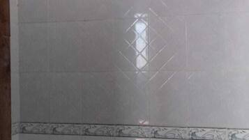 Quarto Twin | Duche na casa de banho