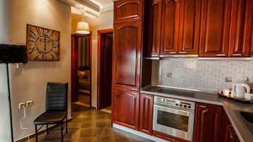 Suíte, 2 quartos, sacada, vista para o mar | Cozinha privada