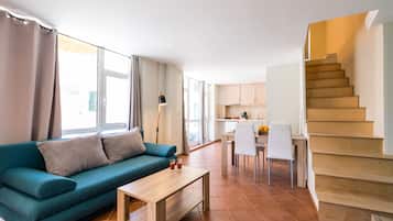 2 Floor Apartment | Área de estar | TV de tela plana