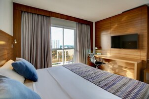 Camas com colchões pillow-top, frigobar, individualmente decorados