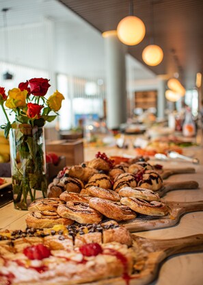 Pequeno-almoço tipo buffet diário mediante uma taxa 