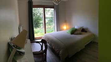Chalé (Melisse) | 1 quarto, escrivaninha, cortinas blackout, quartos à prova de som