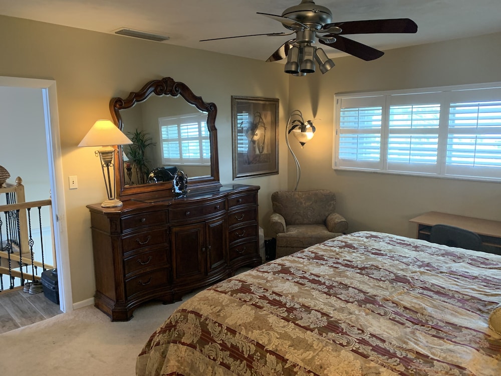 Waterfront,100' Seawall W/ Dockage Up To 30', Pool, Easy Ocean & Gulf Access! - Marathon, FL