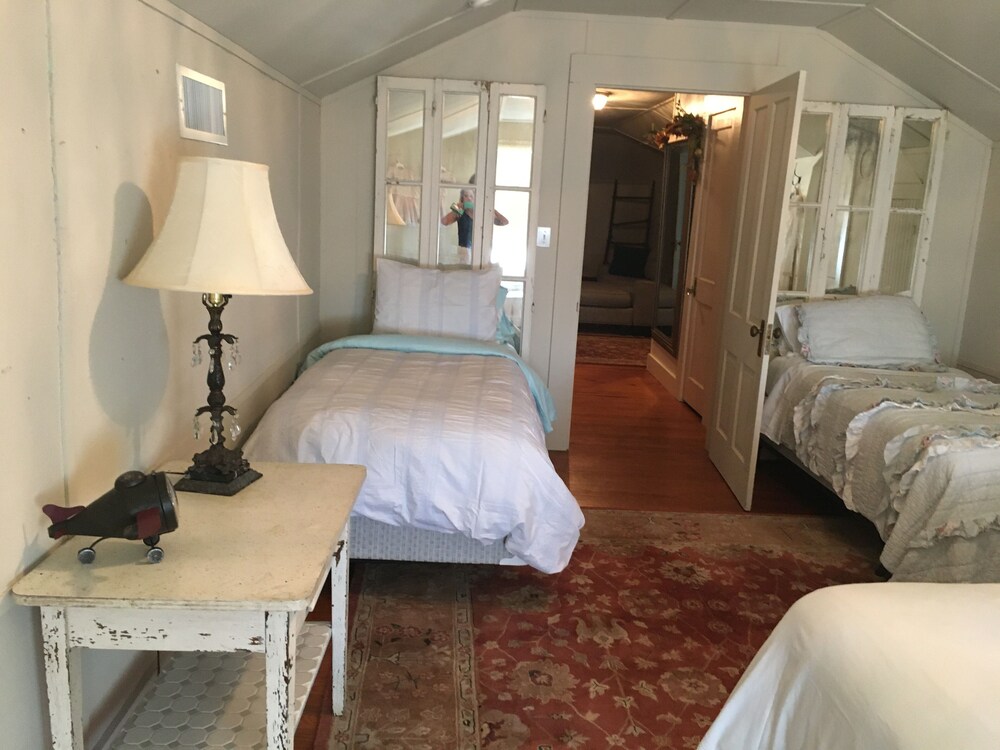 Romantic Slipper Tub - Round Top, TX