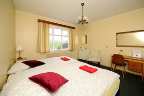 Quarto Duplo Familiar, casa de banho partilhada | Secretária adequada para computadores portáteis, quartos insonorizados