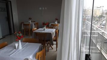 Café da manhã com buffet grátis todos os dias