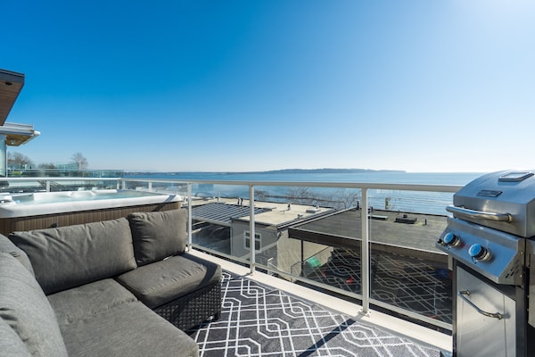 Just Steps From The Beach!! East Beach White Rock!! - White Rock