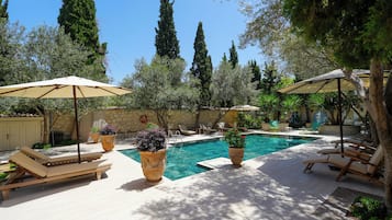 Piscina externa, funciona das 6h às 21h, guarda-sóis, espreguiçadeiras