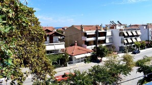 Zona residencial com casas, uma rua e uma caminhonete vermelha.
