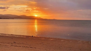 Na praia, praia de areia branca, toalhas de praia