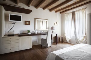 Quarto casal ou duplo conforto | Frigobar, escrivaninha, espaço de trabalho para notebook