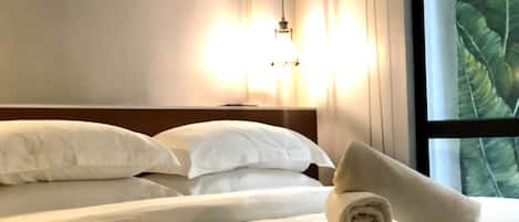 Quarto casal premier | Cofres nos quartos, individualmente decorados