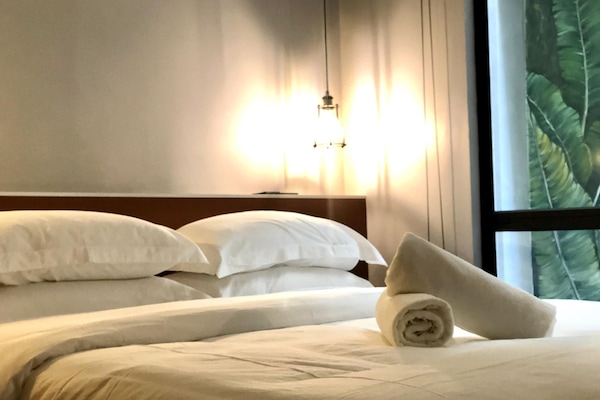 Quarto casal premier | Cofres nos quartos, individualmente decorados