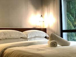 Quarto Duplo Premier | Cofre no quarto, com decoração personalizada