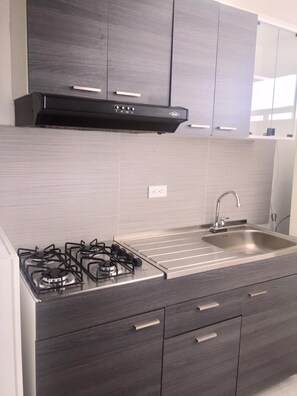 Geladeira, cooktop, talheres/pratos/utensílios de cozinha