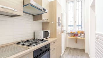Um frigorífico, um micro-ondas, um forno, uma placa de cozinha