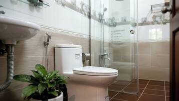 Um polibã, artigos de higiene pessoal grátis, um secador de cabelo