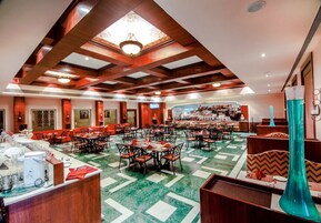 Café da manhã com buffet todos os dias (INR 299 por pessoa) 