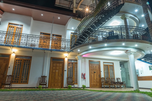 Fachada da propriedade à noite