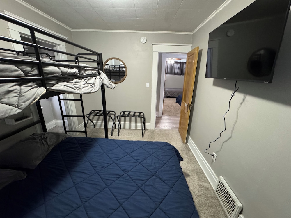 Space Everyone Can Enjoy, 4 Miles To Downtown Grand Rapids! - Grand Rapids, MI