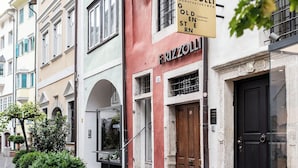 Um edifício com uma placa indicando 'RIZZOLI' e 'GOLDENSTERN' na fachada.