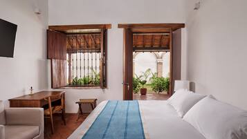 Roupas de cama premium, edredons de pluma, camas Tempur-Pedic, frigobar