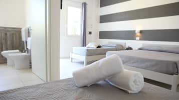 Quarto Quádruplo Deluxe, vista para o jardim | Minibar, secretária, Wi-fi grátis, roupa de cama fornecida