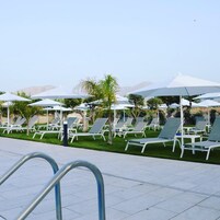 Terraço com espreguiçadeiras