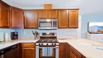 Casa de campo executiva, 2 quartos, sacada, vista parcial para o oceano | Cozinha privada | Geladeira grande, micro-ondas, fogão, cooktop
