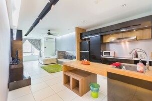 Estúdio Deluxe (Suite) | Sala de estar | TV de ecrã plano 