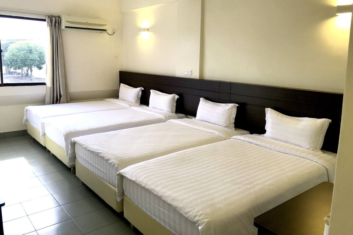 Quarto Quádruplo Standard | Cortinas/cortinados opacos, ferro/tábua de engomar, Wi-fi grátis
