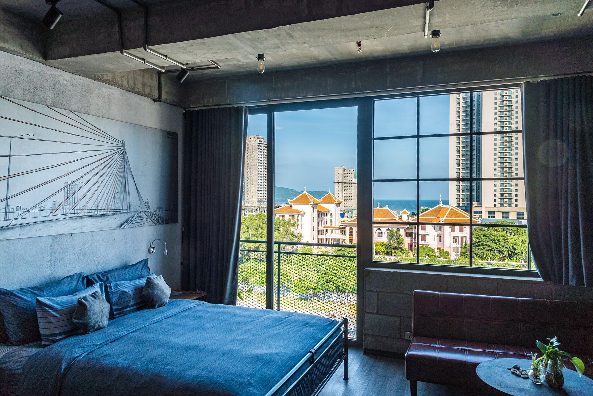 Frigobar (abastecido com alguns itens grátis), cofres nos quartos