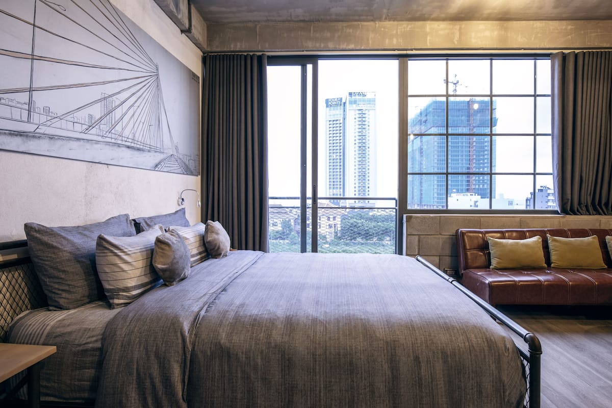 Minibar com produtos grátis, cofre no quarto